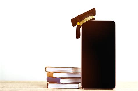 온라인 학습 또는 현대 기술은 글로벌 비즈니스에서 유학 흰색 배경에 스택 책과 빈 화면 스마트 폰에 박격포 졸업 모자 학교 졸업 공부에 대한 스톡 사진 및 기타 이미지