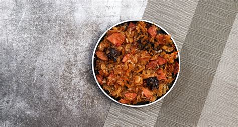 Bigos 짙은 회색 배경에 둥근 접시에 자두와 소시지를 곁들인 조림 소금에 절인 요리 0명에 대한 스톡 사진 및 기타 이미지 0명 고기 돼지고기 Istock