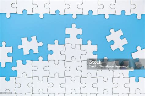 파란색 배경에 미완성 흰색 직소 퍼즐 조각 직소 퍼즐의 마지막 조각 공간을 복사합니다 개념에 대한 스톡 사진 및 기타 이미지 개념 개체 그룹 건강한 생활방식 Istock