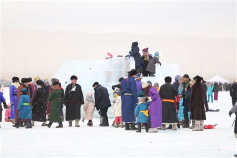 ФОТО Ховд аймагт болж буй Хар ус нуурын мөсний баяр