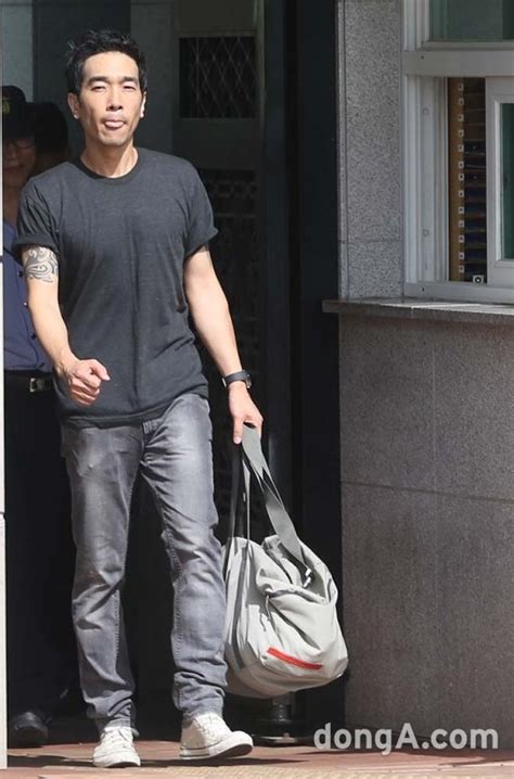 고영욱 오늘 출소 바지로 전자발찌 가려연예계 복귀 질문엔 회피｜스포츠동아