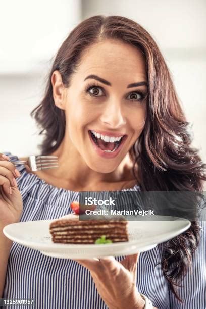 포크와 접시를 손에 들고 겹쳐진 케이크의 달콤한 기쁨에 열광하는 여성 여자에 대한 스톡 사진 및 기타 이미지 여자 케이크 한 명의 여자만 Istock