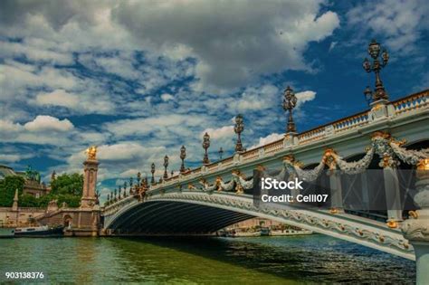 알렉상드르 3 세 다리 그랜드 Palais 건물과 파리에서 세 느 강 강에서 보트 강에 대한 스톡 사진 및 기타 이미지 강