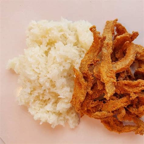 ข้าวเหนียวไก่ทอด หมูทอด ห่อละ 20 บาท Chiang Khong