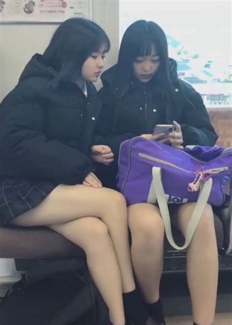 【画像】電車でパンツ見せつけてくる女w ちょいえちえち速報