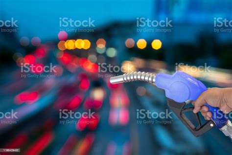 배경에서 추출된 오일을 들고 있는 연료 노즐 핸드 클리핑파트 가격에 대한 스톡 사진 및 기타 이미지 가격 가솔린 개념 Istock