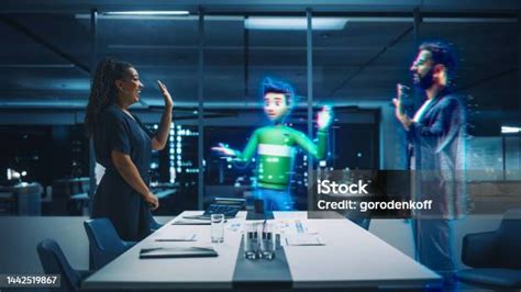 미래형 사무실 원격 회의 흑인 사업가가 히스패닉 사업가의 온라인 전화 회의를 수락합니다 동료와 가상 비서 아바타 개념의 독특한 3d 홀로그램 가상현실에 대한 스톡 사진 및