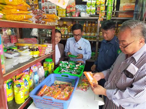 ပေါင်မြို့နယ်၌ အသင့်စားခေါက်ဆွဲခြောက်များ ကုန်အညွှန်းအမှတ်သားပြည့်စုံမှန်ကန်မူရှိ မရှိ ကွင်းဆင