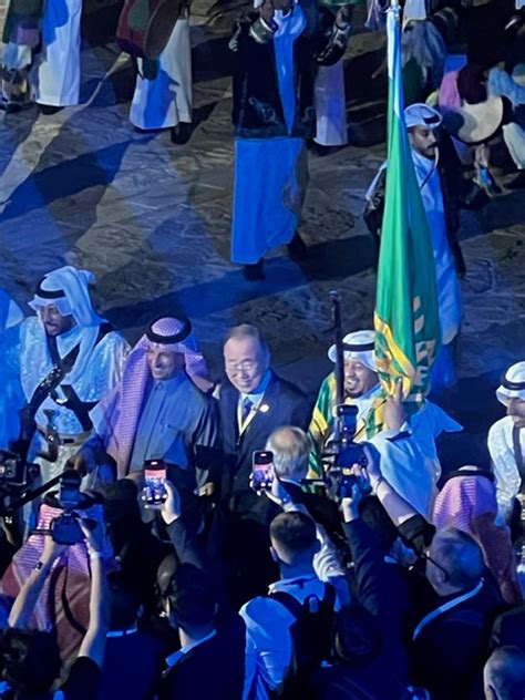 شاهد بان كي مون يؤدي العرضة السعودية بوسط الدرعية