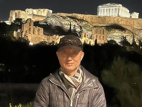 Kyung Sang 그리스 아테네 파르테논 신전 앞에서 작년 겨울 이맘때 삼십여년 넘게 지구 인류문명을 추적했다 그 결과로 고조선 고구려고분벽화 사진집 유라시아