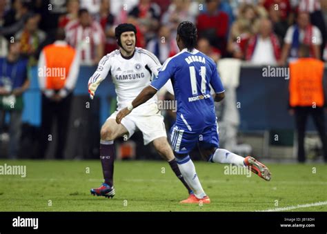 Petr Cech And Didier Drogba Cele Bayern Munich V Chelsea Fc Allianz Arena