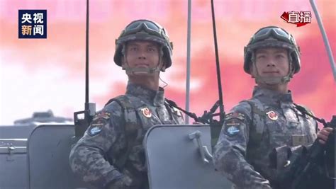 国庆七十周年大阅兵 信息作战第三方队！受阅的频谱监测车、无线电接入节点车、卫星通信车和散射通信车，确保部队在严酷战场环境下通信畅通