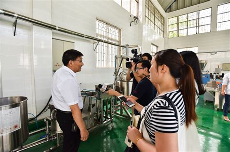 省市媒体齐聚学校采访我校食品与化学工程学院赵良忠教授 邵阳学院