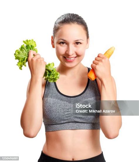 Wanita Ramping Dengan Sosok Cantik Memegang Sayuran Di Tangannya Wortel