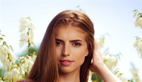 Emelie Crystal Biographywiki Age Height Career Photos And More