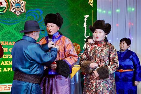 АЛТАНГАДАС ОДОНТ БҮРЭГХАНГАЙ СУМЫН УДИРДЛАГУУД ТУУЛАЙ ЖИЛИЙН АВАРГУУД АХМАДУУДАА ХҮЛЭЭН АВЧ