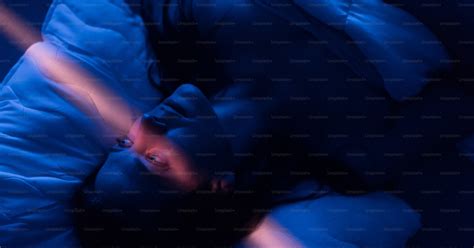 불면증과 우울증으로 고통받는 외로운 여자의 클로즈업 밤에 침대에서 잠 못 이루는 누워 사진 Unsplash의 슬로바키아 이미지