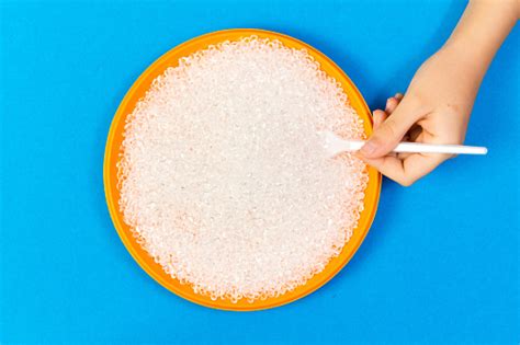 숟가락으로 플라스틱 접시와 포크 사람이 플라스틱 펠릿을 먹는다 플라스틱으로 환경 오염의 개념 0명에 대한 스톡 사진 및 기타 이미지 Istock