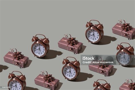 회색 배경에 활과 알람 시계가있는 갈색 선물 상자 템플릿 축제 미니멀리즘 개념 갈색에 대한 스톡 사진 및 기타 이미지 갈색 개념 기호 겨울 Istock