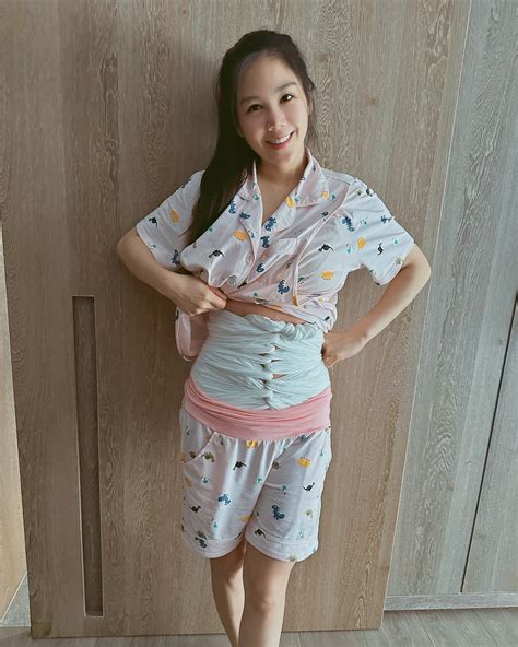 楊晨熙🐱 生完才第二天， 我腦公就問護士為啥我還有肚子！？ 😑傻眼欸但🦁獅子座激不得～ 想到蘿莉塔之前摩西分海的肚子都有得救了🆘 我的