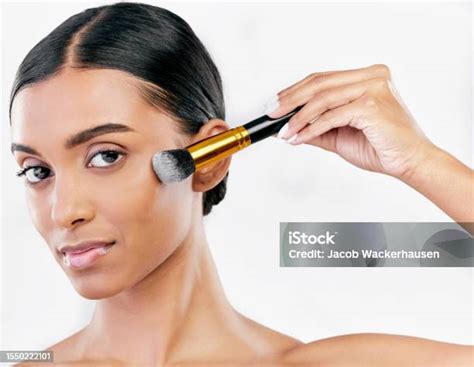 초상화 스킨케어 그리고 하얀 스튜디오 배경에 메이크업 브러쉬 피부과를 가진 여성 얼굴 화장품 도구를 가진 여성과 모델 웰빙 또는 유기농 얼굴로 아름다움과 고급 스러움 20