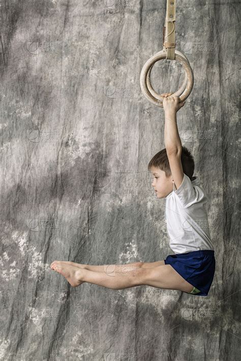 青少年男孩学校体育馆12岁到13岁体操设备垂直画幅青春期前儿童白人运动员弹性