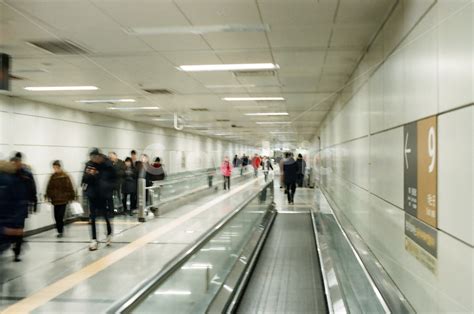 지하철 대중교통 무빙워크 군중 사람 사진 이미지 일러스트 캘리그라피 N7337lsj작가