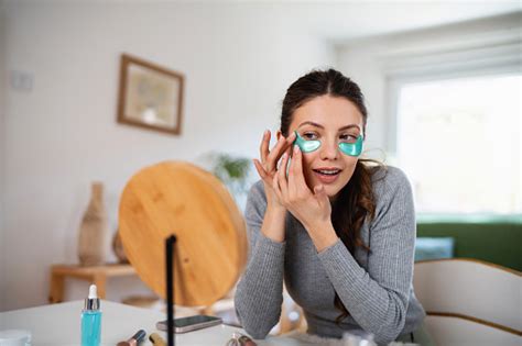 집에서 하이드로겔 눈 밑 회복 패치를 적용하는 아름다운 젊은 여자 안대에 대한 스톡 사진 및 기타 이미지 안대 애꾸눈 코스튬 아래 Istock