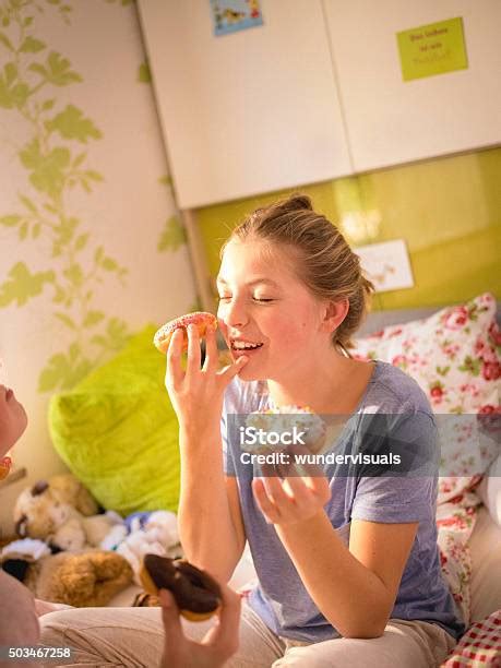 청소년 여자아이 웃음소리 맛을 식사 중에 도넛 자신의 친구다 도넛에 대한 스톡 사진 및 기타 이미지 도넛 먹기 캔디드 Istock