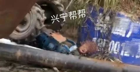 梅州突发车祸，搅拌车受损，拖拉机侧翻，司机倒在沟里腾讯新闻