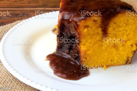 소박한 나무 테이블에 흰색 세라믹 플레이트에 초콜릿 코팅 당근 케이크의 슬라이스 근접 촬영 갈색에 대한 스톡 사진 및 기타 이미지 Istock