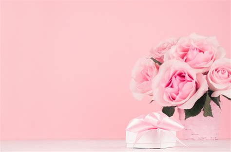 발렌타인 데이와 결혼식을 위한 로맨스 축 하 배경고급 장미 부케와 흰색 나무 보드에 실크 리본으로 선물 복사 공간 0명에 대한 스톡 사진 및 기타 이미지 Istock