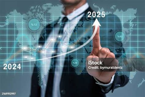 2025 사업 계획 및 전략 개념 사업가 포인팅 2025 년 목표의 가상 아이콘 2025년에 대한 스톡 사진 및 기타 이미지 2025년 세일 그래프 Istock