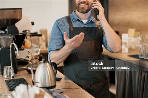 커피 숍에서 카운터 뒤에 서있는 웃는 바리스타 회담 전화 35 39세에 대한 스톡 사진 및 기타 이미지 35 39세 끓는 물에 삶기 나이 Istock