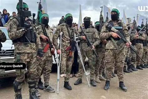 “أبرزها تقبيل رأس المقاومين” مشاهد أحرجت إسرائيل في عملية تبادل