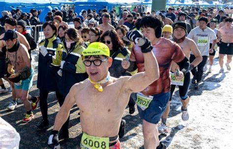 [뉴시스앵글]한겨울 900여명 진풍경…제천 알몸마라톤