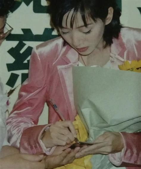 Signing R Anitamui