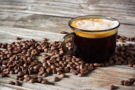 커피 원두와 나무 테이블의 배경에 향기로운 블랙 커피 한 잔의 사진 0명에 대한 스톡 사진 및 기타 이미지 0명 갈색 구이 Istock