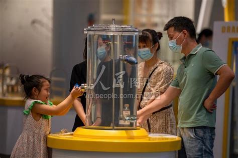 浙江金华科技馆里乐享假期 人民图片网