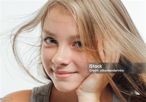 건강 한 피부와 귀여운 십 대 소녀 주 근 깨 여자 얼굴 근접 촬영 초상화 귀여운에 대한 스톡 사진 및 기타 이미지 귀여운 긴 나이 Istock
