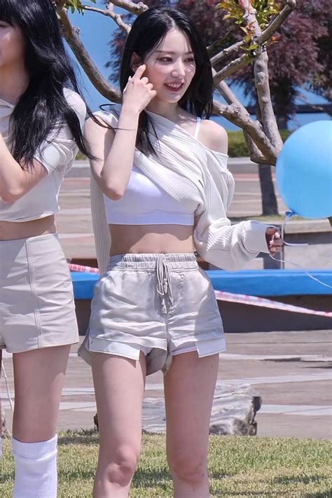 Sakura Le Sserafim Sakura Miyawaki Body Inspiration Kpop Outfits