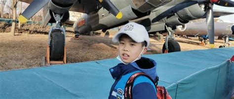 跟着中国梦登山队走进中国航空博物馆少年先锋队的战斗机英雄