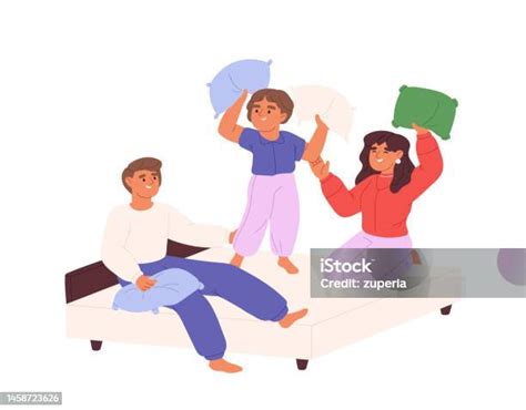 즐거운 아이는 베개와 싸우는 데 함께 시간을 보냅니다 활동적인 어린이 유아 및 청소년은 침대에 앉아 있습니다 감정에 대한 스톡 벡터 아트 및 기타 이미지 Istock