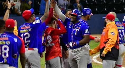 Presentaron Los Uniformes De Tiburones Para La Serie Del Caribe Fotos
