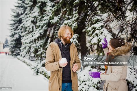 수염과 여자와 어린 백인 소년 데이트가 야외에서 눈 덮인 침 엽 수 나무 놀이 눈덩이 던져 눈의 배경에 대해 겨울 공원에서 스스로 걸어와 겨울 게임 2명에 대한 스톡 사진