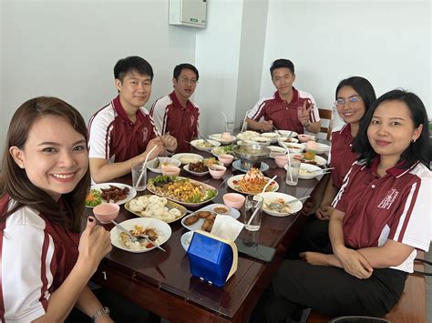 ขอขอบคุณคณะครูจากโรงเรียนเบญจมราชาลัยในพ ร้านขนมจีนบุญให้