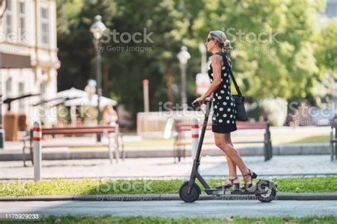 이동 중에도 비즈니스 여름 날에 도시에서 전기 푸시 스쿠터에 여자 거리에 대한 스톡 사진 및 기타 이미지 거리 건강한 생활