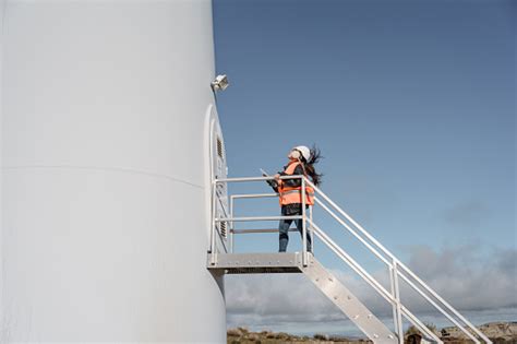 디지털 태블릿으로 풍력 터빈 발전기를 검사하는 여성 기술자 검사 보기에 대한 스톡 사진 및 기타 이미지 검사 보기 계단 및 층계 공학 Istock