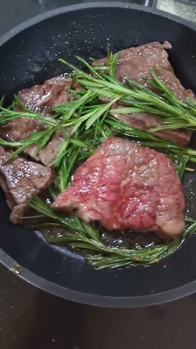로즈마리를 위한 등심스테이크 버터 ㅡ 고송버섯 마늘쫑소금후추올리브유에 한 시간 정도 재우기 은박지에 싸서 레스팅 웰던 Cooking Food Yummy