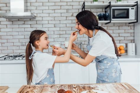 Retrato de mãe e filha tomando café da manhã Foto Grátis